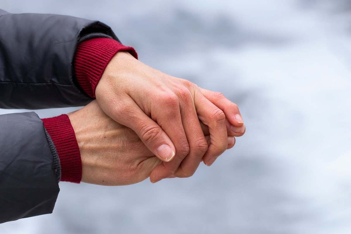 7 Reasons Of Cold Hand: When Are Cold Hands A Sign Of A Health Problem ...